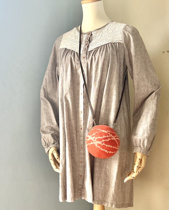 羊毛フェルトのまんまるがま口ポシェット（レッド） | iichi 日々の暮らしを心地よくするハンドメイドやアンティークのマーケットプレイス