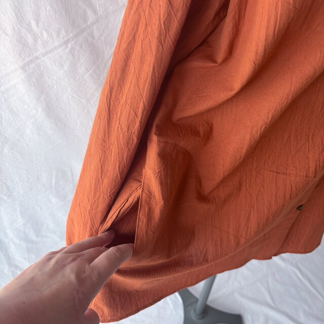 不思議な魅力のネロリシャツ：長袖：70cm丈（シュリンクシーチング：テラコッタオレンジ） | iichi 日々の暮らしを心地よくするハンドメイドやアンティークのマーケットプレイス