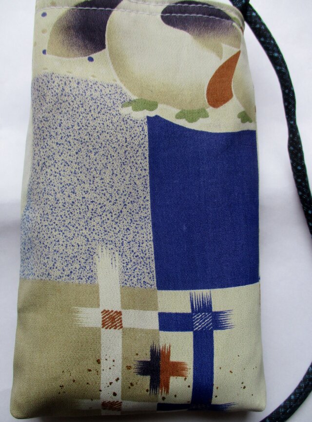 8445 子供用の着物で作ったスマホポーチ＃送料無料 | iichi 日々の暮らしを心地よくするハンドメイドやアンティークのマーケットプレイス