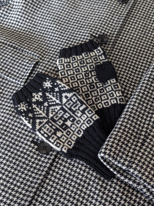 冬の街のハンドウォーマー / ブラック x アイボリー | iichi 日々の暮らしを心地よくするハンドメイドやアンティークのマーケットプレイス