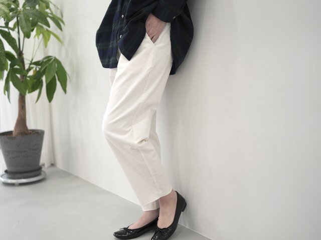ストレッチコーデュロイのテーパードパンツ No.365 | iichi 日々の暮らしを心地よくするハンドメイドやアンティークのマーケットプレイス