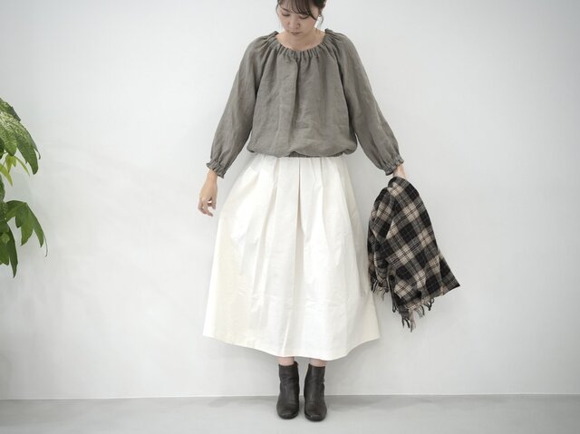 冬の白 ︎ストレッチコーデュロイのタックスカート No.256 | iichi 日々の暮らしを心地よくするハンドメイドやアンティークのマーケットプレイス