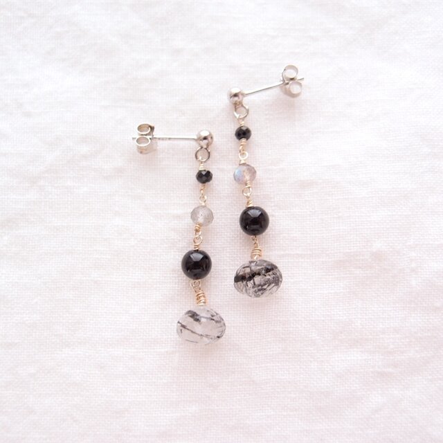 【SV】Black Rutile Quartz Earrings／ブラックルチルクォーツ ミニスタッドピアス | iichi 日々の暮らしを心地よくするハンドメイドやアンティークのマーケットプレイス