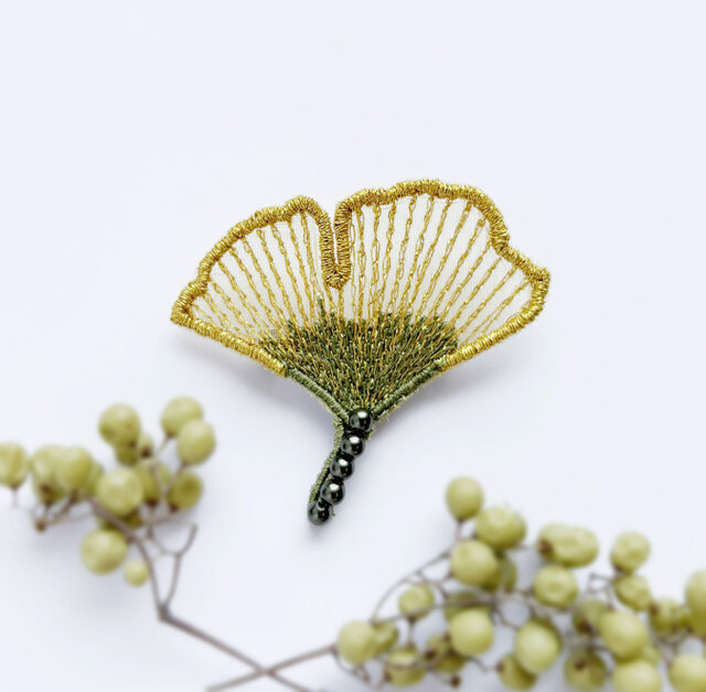 イチョウ刺繍ブローチ【受注制作】 | iichi 日々の暮らしを心地よくするハンドメイドやアンティークのマーケットプレイス