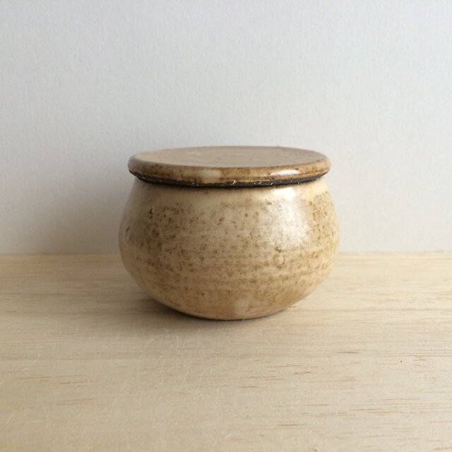 丸蓋物（匙付き）アイボリー | iichi 日々の暮らしを心地よくするハンドメイドやアンティークのマーケットプレイス