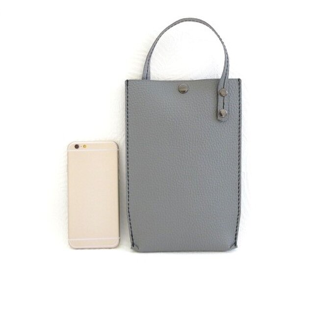 SALE開始～ 手縫い♪《牛革》2WAYサコッシュ・フラットミニ・シュリンクレザー・グレー・096 | iichi 日々の暮らしを心地よくするハンドメイドやアンティークのマーケットプレイス