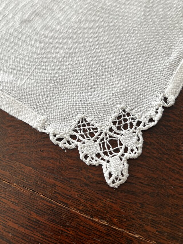 綿刺繍ミニドイリー、四角 | iichi 日々の暮らしを心地よくするハンドメイドやアンティークのマーケットプレイス