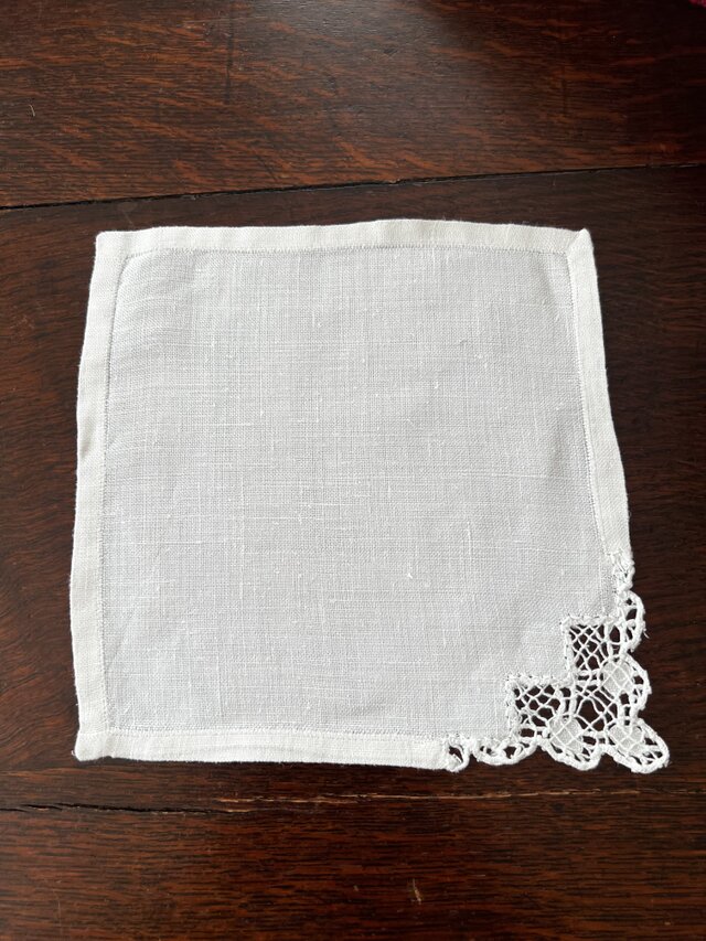 綿刺繍ミニドイリー、四角 | iichi 日々の暮らしを心地よくするハンドメイドやアンティークのマーケットプレイス