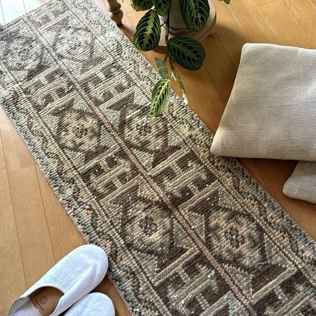 42.5×131 カーキ パッチワーク ランナーラグ トルコヴィンテージラグ | iichi 日々の暮らしを心地よくするハンドメイドやアンティークのマーケットプレイス