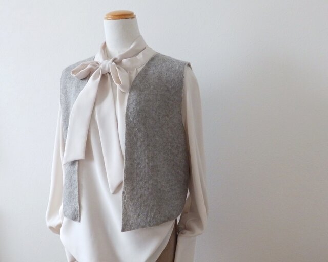 ニット・薄くて軽いモヘアとウールのショートベスト・2 | iichi 日々の暮らしを心地よくするハンドメイドやアンティークのマーケットプレイス