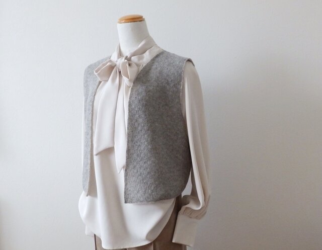 ニット・薄くて軽いモヘアとウールのショートベスト・2 | iichi 日々の暮らしを心地よくするハンドメイドやアンティークのマーケットプレイス