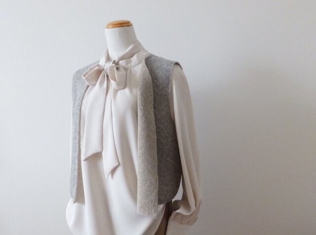 ニット・薄くて軽いモヘアとウールのショートベスト・2 | iichi 日々の暮らしを心地よくするハンドメイドやアンティークのマーケットプレイス