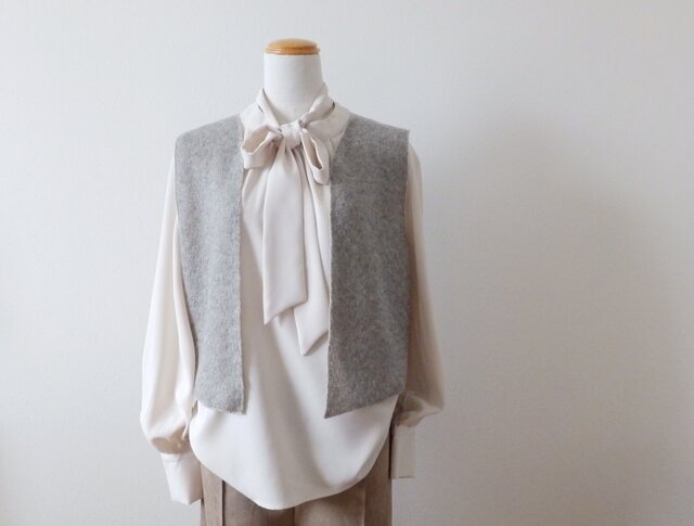 ニット・薄くて軽いモヘアとウールのショートベスト・2 | iichi 日々の暮らしを心地よくするハンドメイドやアンティークのマーケットプレイス