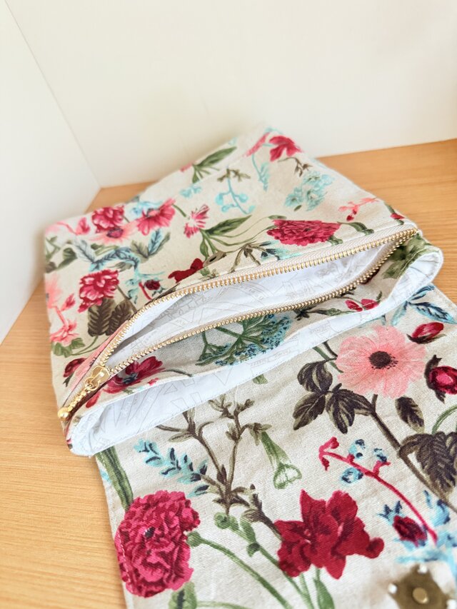 便利なポケットいっぱいふた付きポーチ（赤い花） | iichi 日々の暮らしを心地よくするハンドメイドやアンティークのマーケットプレイス