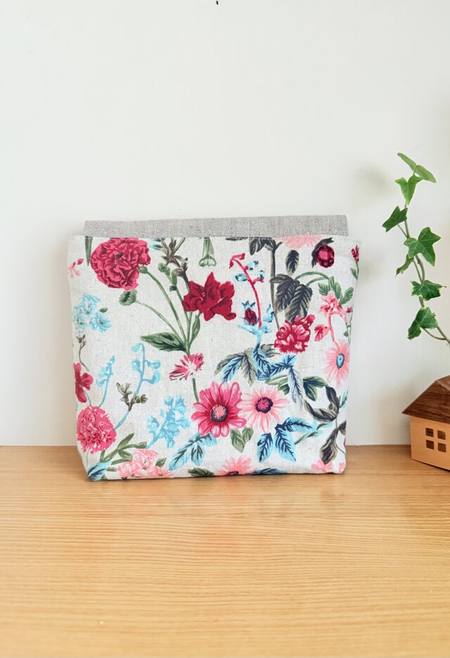 便利なポケットいっぱいふた付きポーチ（赤い花） | iichi 日々の暮らしを心地よくするハンドメイドやアンティークのマーケットプレイス