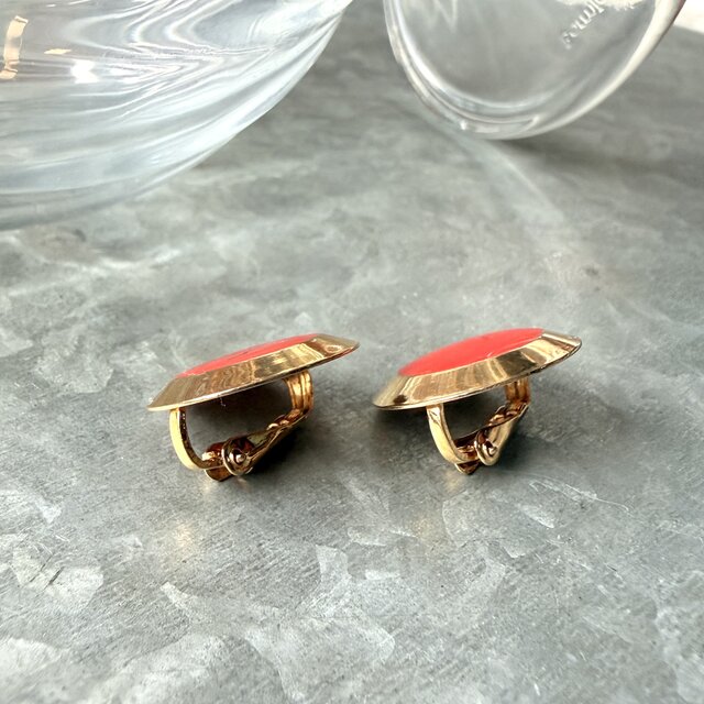 Y1198-ヴィンテージイヤリング U.S.A. 1970〜80's Gold Tone Red Enamel Paint | iichi 日々の暮らしを心地よくするハンドメイドやアンティーク ...