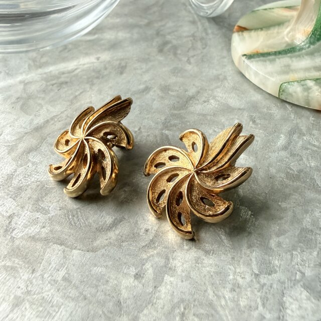 YM167-【 Monet 】モネ・ヴィンテージイヤリング Gold Tone Openwork Spiral Flower | iichi 日々の暮らしを心地よくするハンドメイドや ...