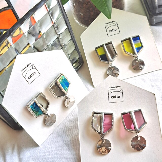 Medal earring/ peach pink＆aurora | iichi 日々の暮らしを心地よくするハンドメイドやアンティークのマーケットプレイス