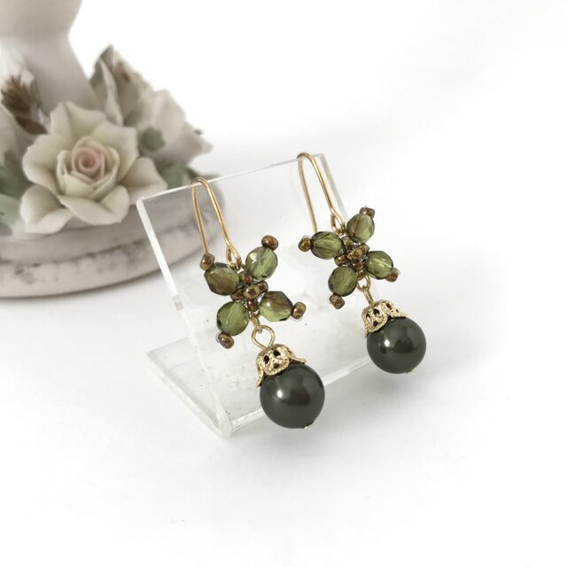 フラワーモチーフ の アンティーク調 ピアス グリーン 緑 オリーブ チェコガラス ビーズ クラシカル | iichi 日々の暮らしを心地よくするハンドメイドやアンティークのマーケットプレイス