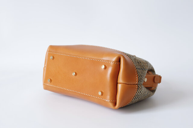 「ウール×革の組み合わせ」 がま口2wayバッグ｜レトロクラシック | iichi 日々の暮らしを心地よくするハンドメイドやアンティークのマーケットプレイス