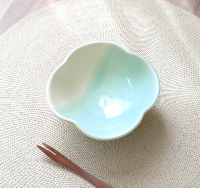 水色硝子のかけ分け四つ葉小鉢 ＊ small | iichi 日々の暮らしを心地よくするハンドメイドやアンティークのマーケットプレイス