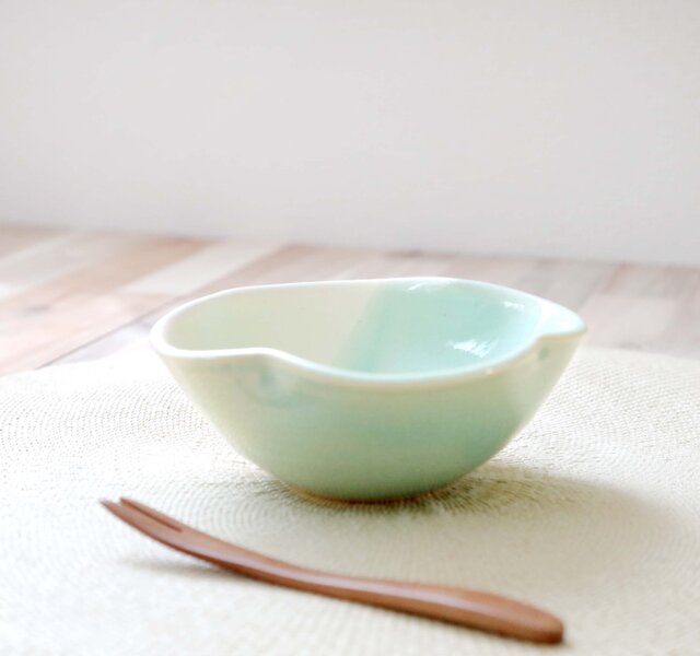 水色硝子のかけ分け四つ葉小鉢 ＊ small | iichi 日々の暮らしを心地よくするハンドメイドやアンティークのマーケットプレイス