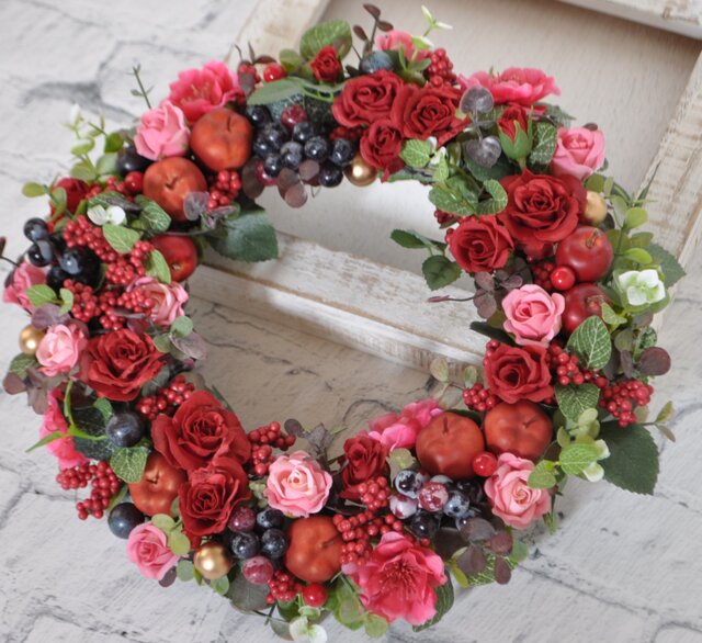 晩秋から冬へ 赤いバラのリース：クリスマスリース りんご ブドウ バラ 赤 | iichi 日々の暮らしを心地よくするハンドメイドやアンティークのマーケットプレイス