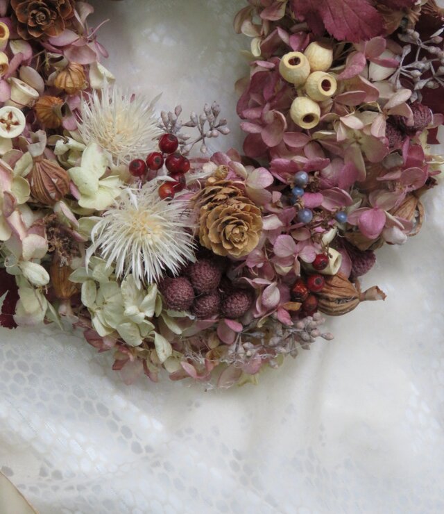 Dance of autumn leaves and nuts（ドライフラワーリース） | iichi 日々の暮らしを心地よくするハンドメイドやアンティークのマーケットプレイス