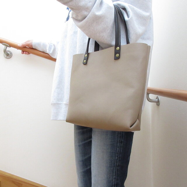 newデザイン♪《牛革》三角マチのオールドスクエアトート・シュリンク・0574 | iichi 日々の暮らしを心地よくするハンドメイドやアンティークのマーケットプレイス