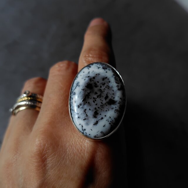 デンドリティックオパール(メルリナイト)シルバーリング#12 | iichi 日々の暮らしを心地よくするハンドメイドやアンティークのマーケットプレイス