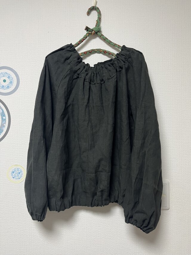 大人の日常服 シャーリングスモッグブラウス 近江リネン 墨黒カーキ 刷毛目ストライプのコピー | iichi 日々の暮らしを心地よくするハンドメイドやアンティークのマーケットプレイス