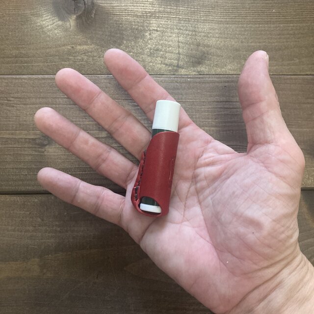 リップクリームスリーブ(レッド×ブラックver.) | iichi 日々の暮らしを心地よくするハンドメイドやアンティークのマーケットプレイス