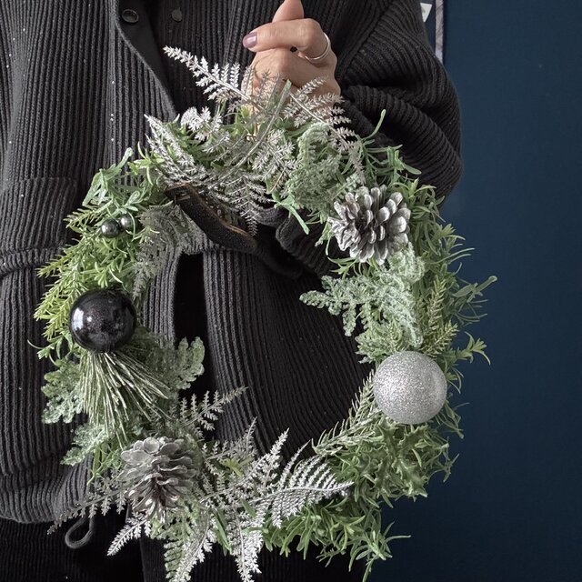 minimal ball…*クリスマスリース* 北欧を思わせる小ぶりなXmasリース Sサイズ | iichi 日々の暮らしを心地よくするハンドメイドやアンティークのマーケットプレイス