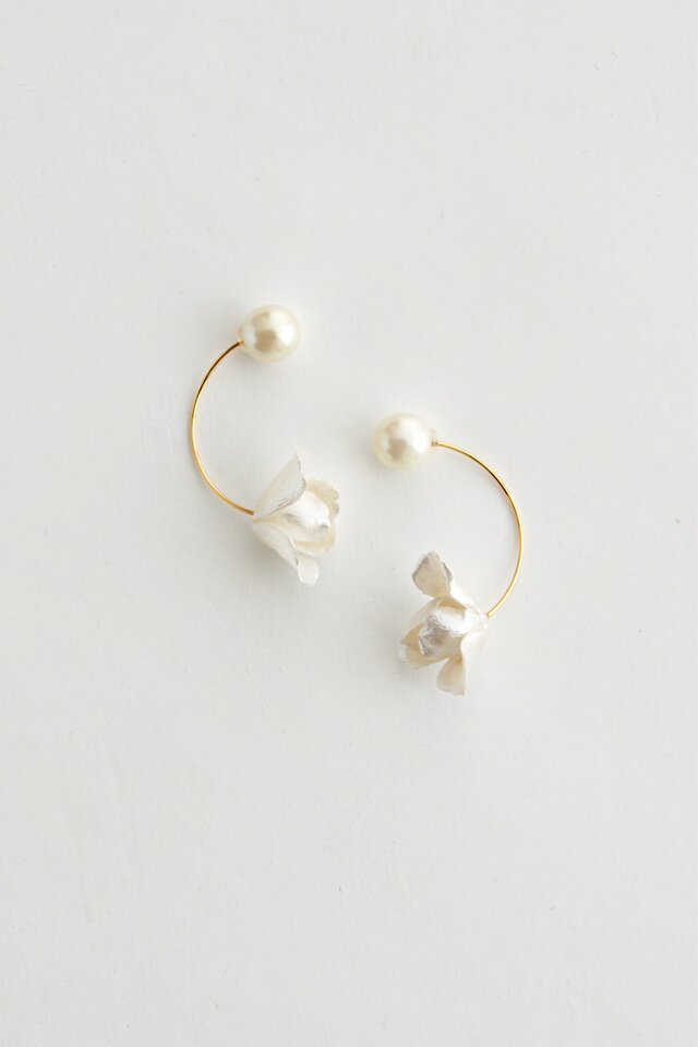 Freesia Half Moon Earrings - Metallic White | iichi 日々の暮らしを心地よくするハンドメイドやアンティークのマーケットプレイス
