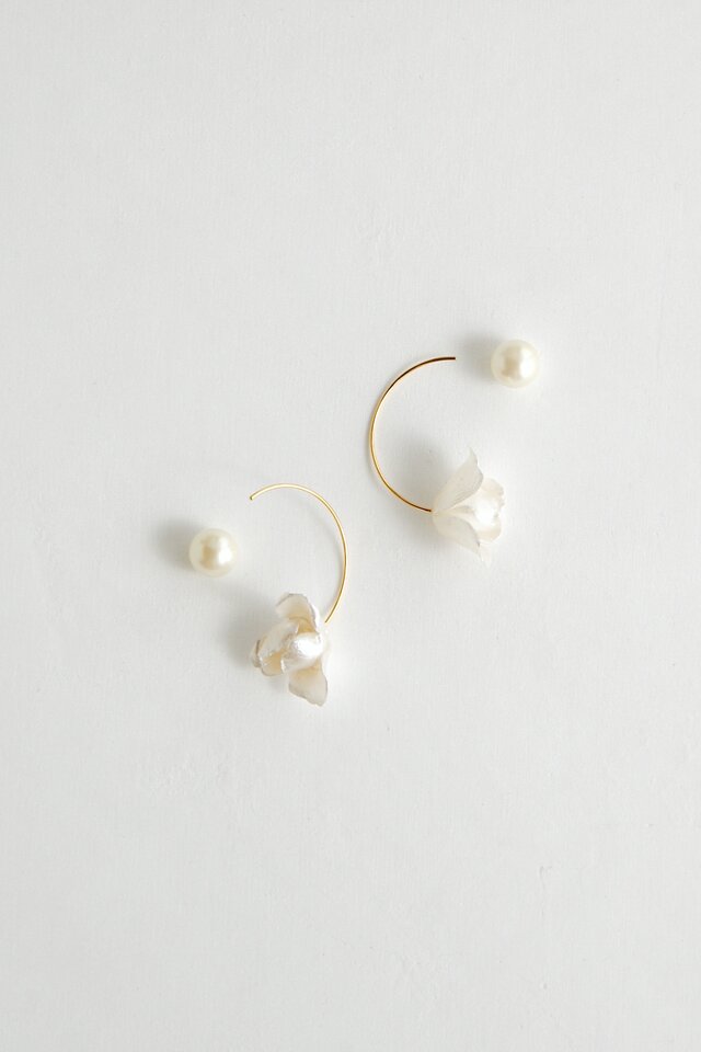 Freesia Half Moon Earrings - Metallic White | iichi 日々の暮らしを心地よくするハンドメイドやアンティークのマーケットプレイス