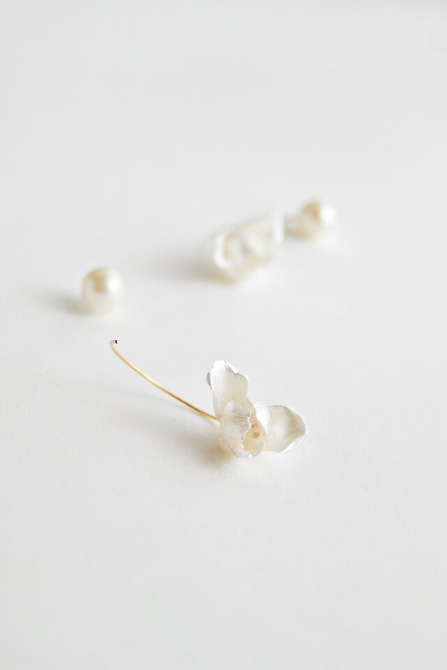 Freesia Half Moon Earrings - Metallic White | iichi 日々の暮らしを心地よくするハンドメイドやアンティークのマーケットプレイス