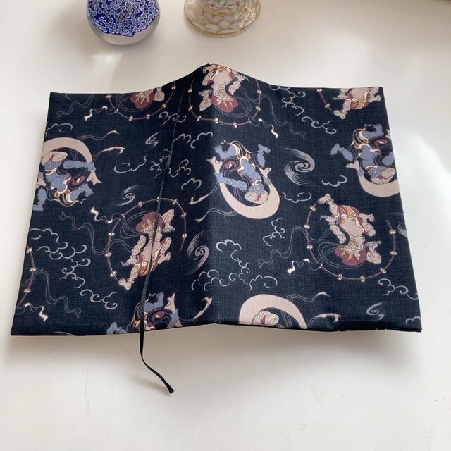 【A5サイズ判】和風 風神雷神柄 ブックカバー 文芸誌カバー | iichi 日々の暮らしを心地よくするハンドメイドやアンティークのマーケットプレイス