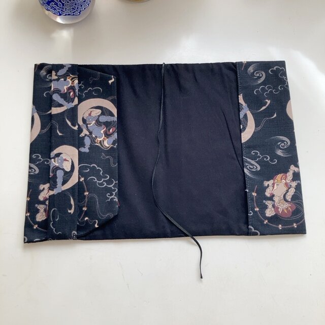 【A5サイズ判】和風 風神雷神柄 ブックカバー 文芸誌カバー | iichi 日々の暮らしを心地よくするハンドメイドやアンティークのマーケットプレイス