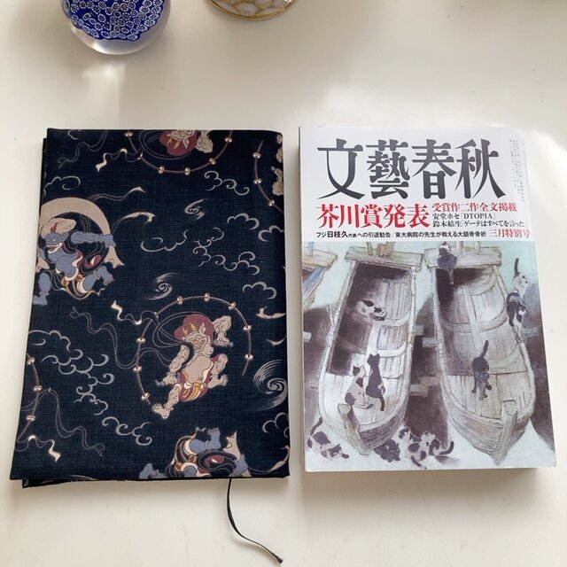 【A5サイズ判】和風 風神雷神柄 ブックカバー 文芸誌カバー | iichi 日々の暮らしを心地よくするハンドメイドやアンティークのマーケットプレイス