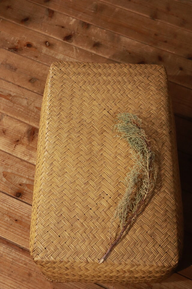 №101 大きな行李 収納籠 編籠 古道具 アンティーク | iichi 日々の暮らしを心地よくするハンドメイドやアンティークのマーケットプレイス
