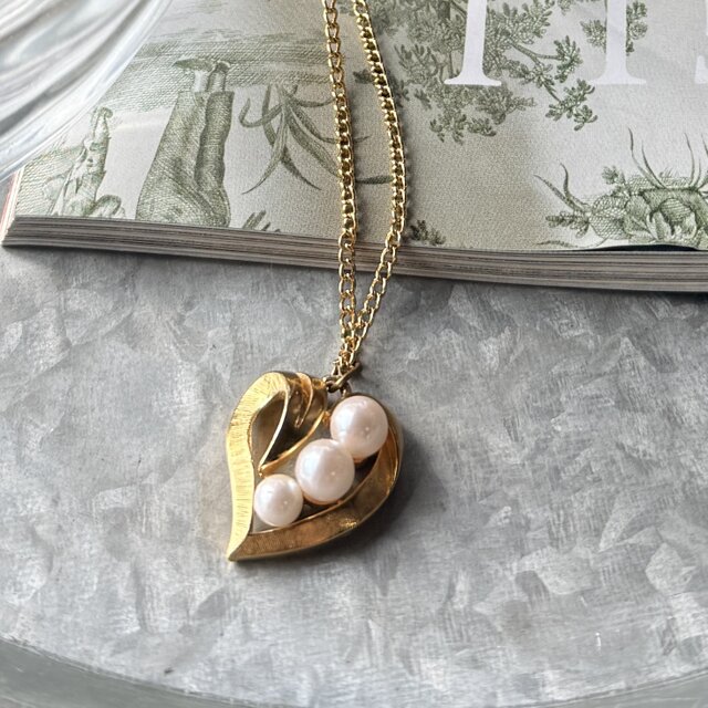 NT9-【 TRIFARI 】トリファリ・ヴィンテージネックレス 80〜90's Gold Tone Open Heart | iichi 日々の暮らしを心地よくするハンドメイドやアンティーク ...