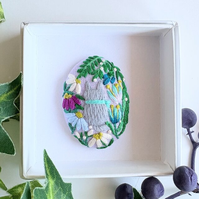 ねこと草花の刺繍ブローチ(botanical）#419 | iichi 日々の暮らしを心地よくするハンドメイドやアンティークのマーケットプレイス