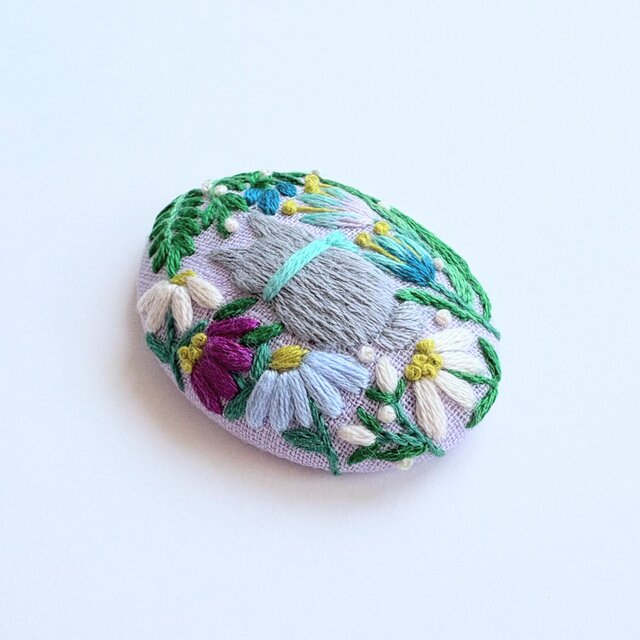 ねこと草花の刺繍ブローチ(botanical）#419 | iichi 日々の暮らしを心地よくするハンドメイドやアンティークのマーケットプレイス