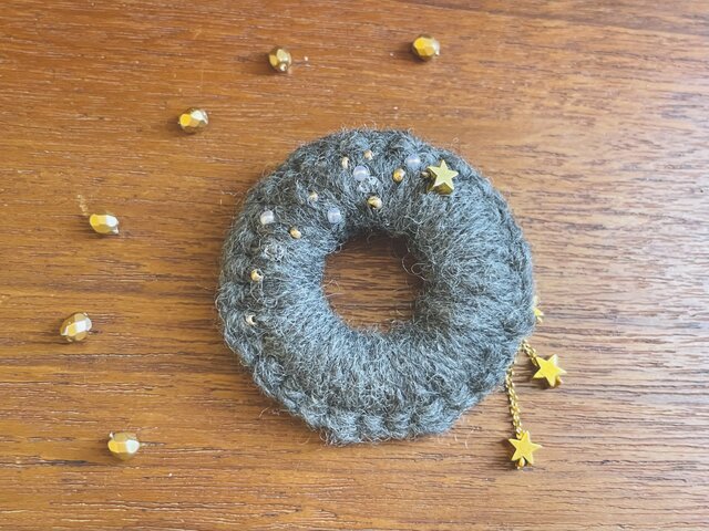 流れ星のブローチ 】軽くて存在感ある毛糸のブローチ b011グレーゴールド | iichi 日々の暮らしを心地よくするハンドメイドやアンティークのマーケットプレイス