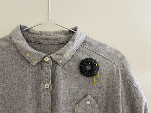 流れ星のブローチ 】軽くて存在感ある毛糸のブローチ b011グレーゴールド | iichi 日々の暮らしを心地よくするハンドメイドやアンティークのマーケットプレイス