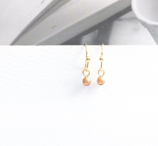 【SALE】c323【ベージュ1つぶ】3mmチェコパールのかわいい極小ピアス（パーツ変更可能） | iichi 日々の暮らしを心地よくするハンドメイドやアンティークのマーケットプレイス