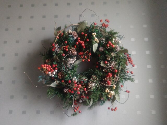 【2025クリスマス】野バラの実wreath | iichi 日々の暮らしを心地よくするハンドメイドやアンティークのマーケットプレイス