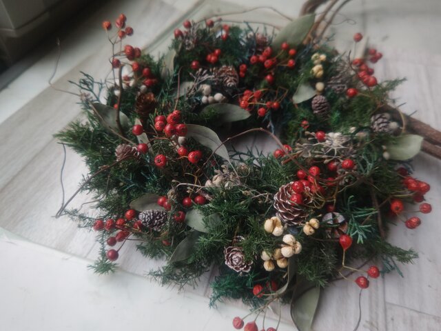 【2025クリスマス】野バラの実wreath | iichi 日々の暮らしを心地よくするハンドメイドやアンティークのマーケットプレイス