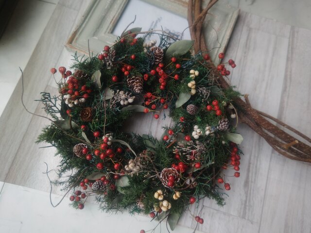 【2025クリスマス】野バラの実wreath | iichi 日々の暮らしを心地よくするハンドメイドやアンティークのマーケットプレイス
