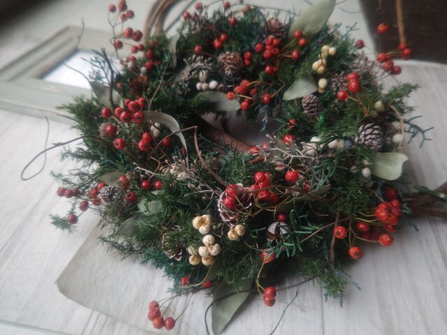 【2025クリスマス】野バラの実wreath | iichi 日々の暮らしを心地よくするハンドメイドやアンティークのマーケットプレイス